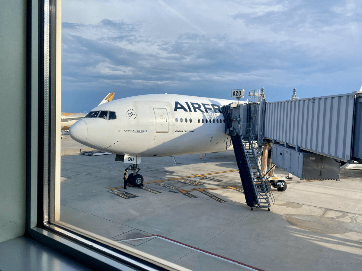 IAD to CDG Airplane Thoughts – Robin Round the World